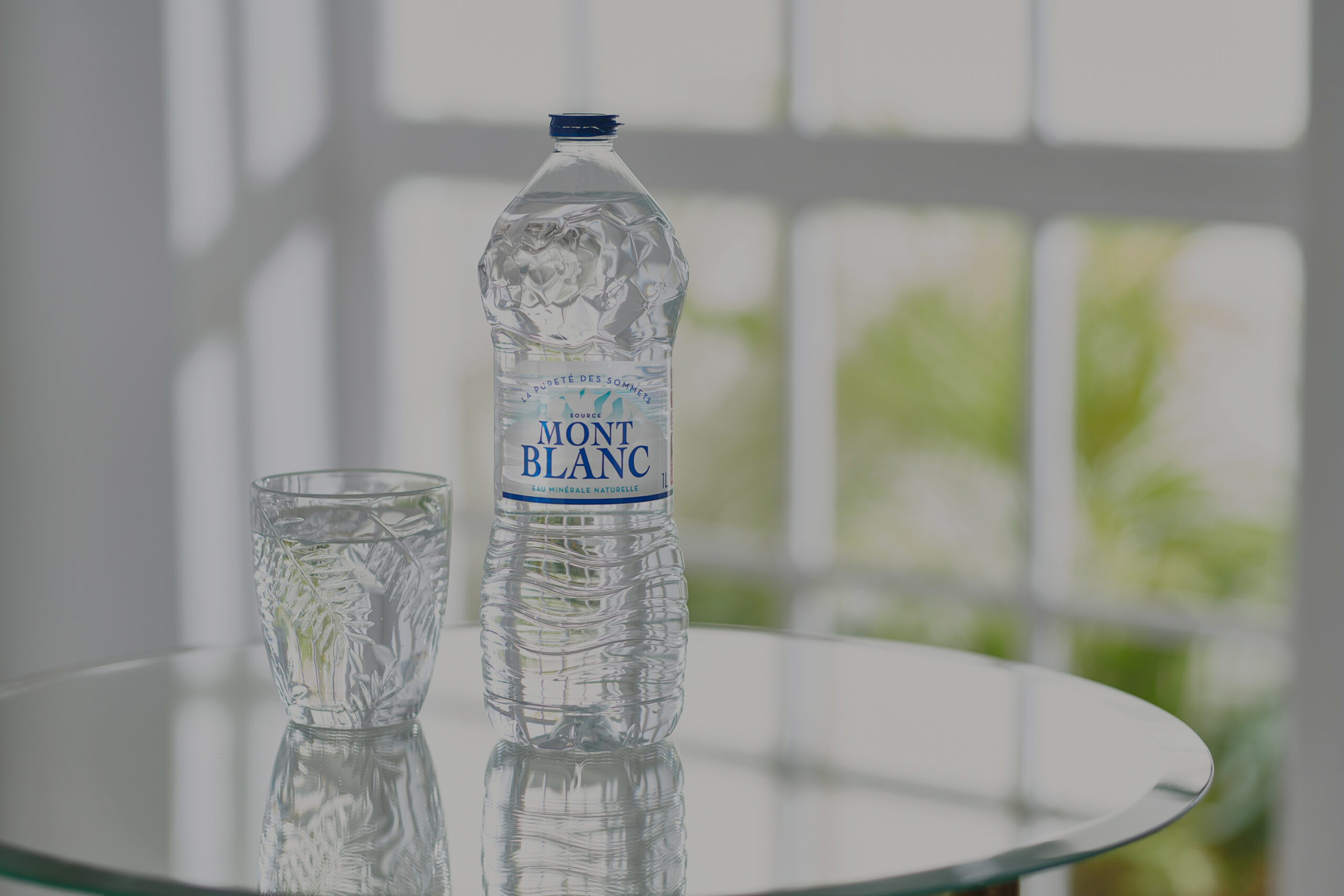 L’eau minérale Mont Blanc réaffirme sa pureté en faisant peau neuve